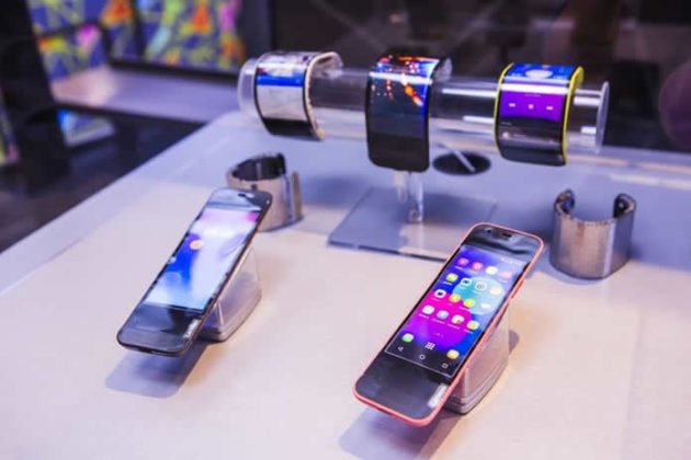Lenovo Unveils CPlus Bending Smartphone Cool!